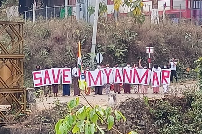 Burmese citizens hold ‘Save Myanmar’ banner at Indo-Myanmar border ...