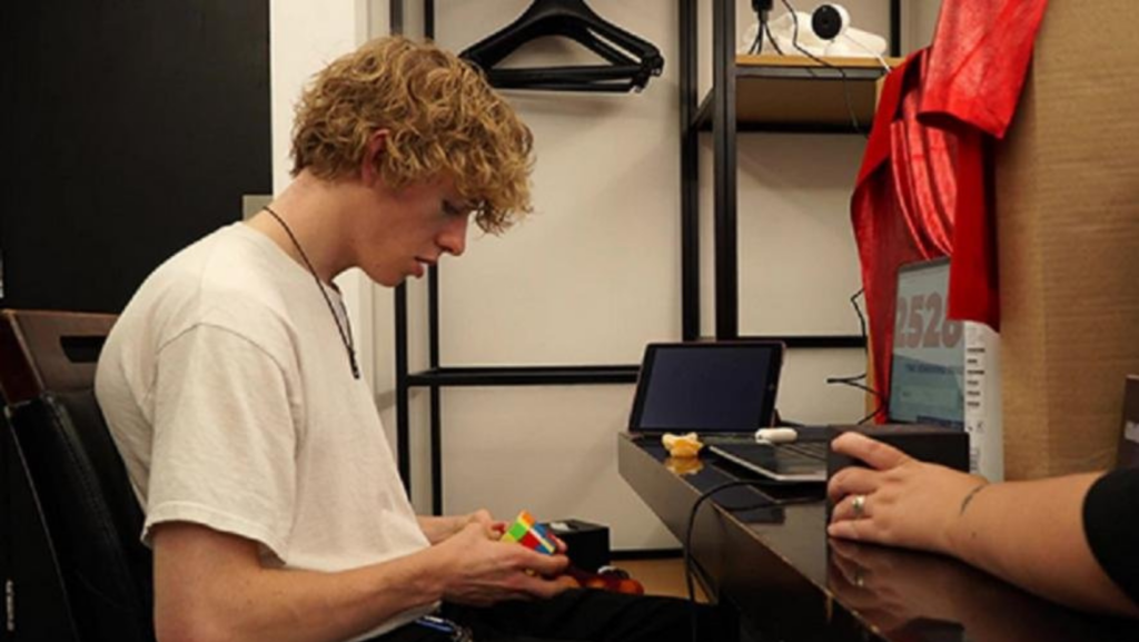 20-year-old speedcuber solves 6931 cubes in 24 hours smashing Guinness ...