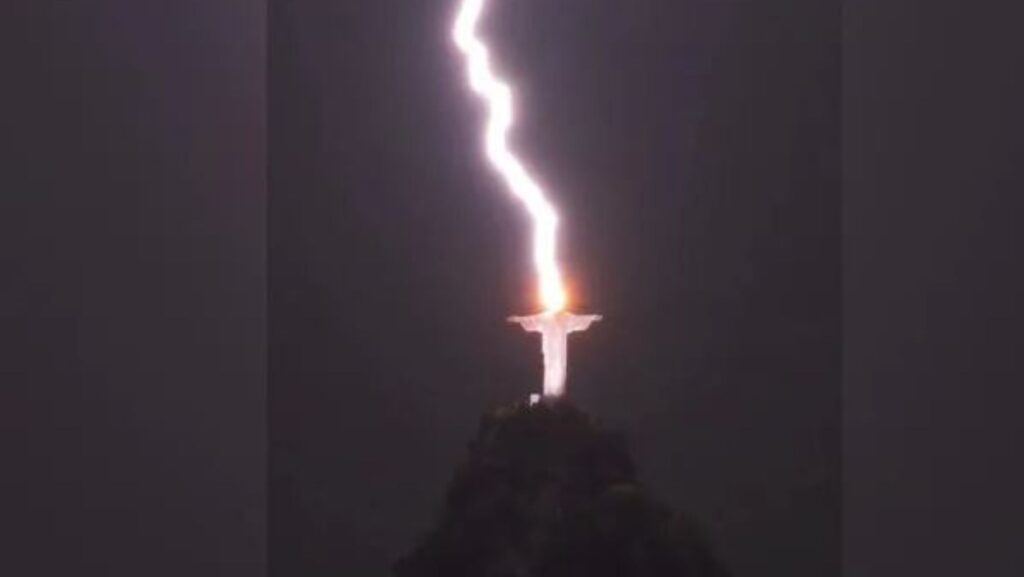 Lightning Strikes Brazil's Christ The Redeemer Statue, Pic Stuns ...