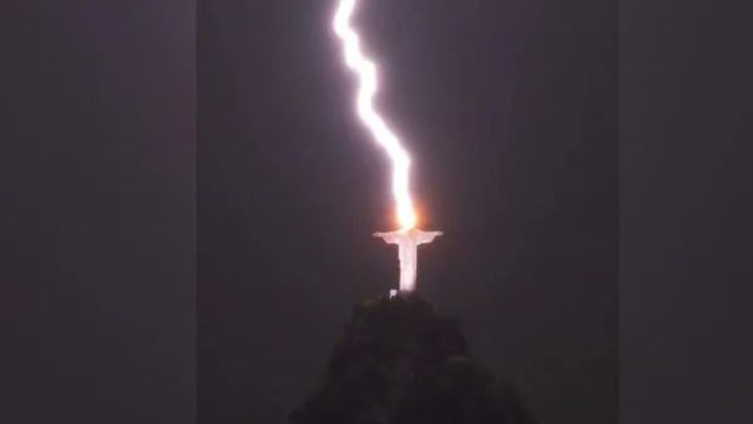 Lightning Strikes Brazil's Christ The Redeemer Statue, Pic Stuns ...