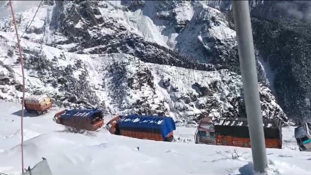 Arunachal: Heavy snowfall in Tawang, several vehicles stranded on ...